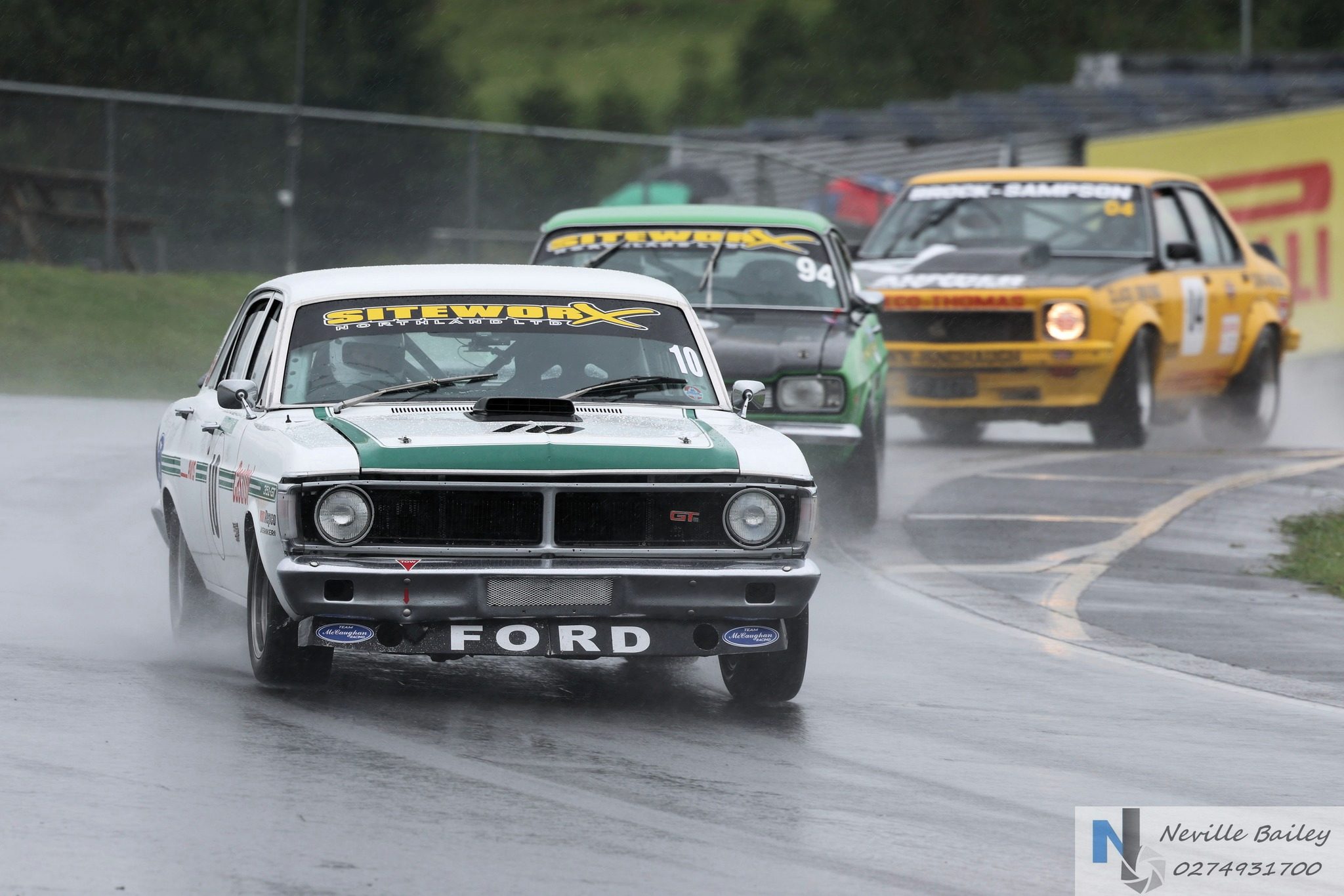 Gallery: Wet weather fails to dampen Christmas at the Downs - VelocityNews