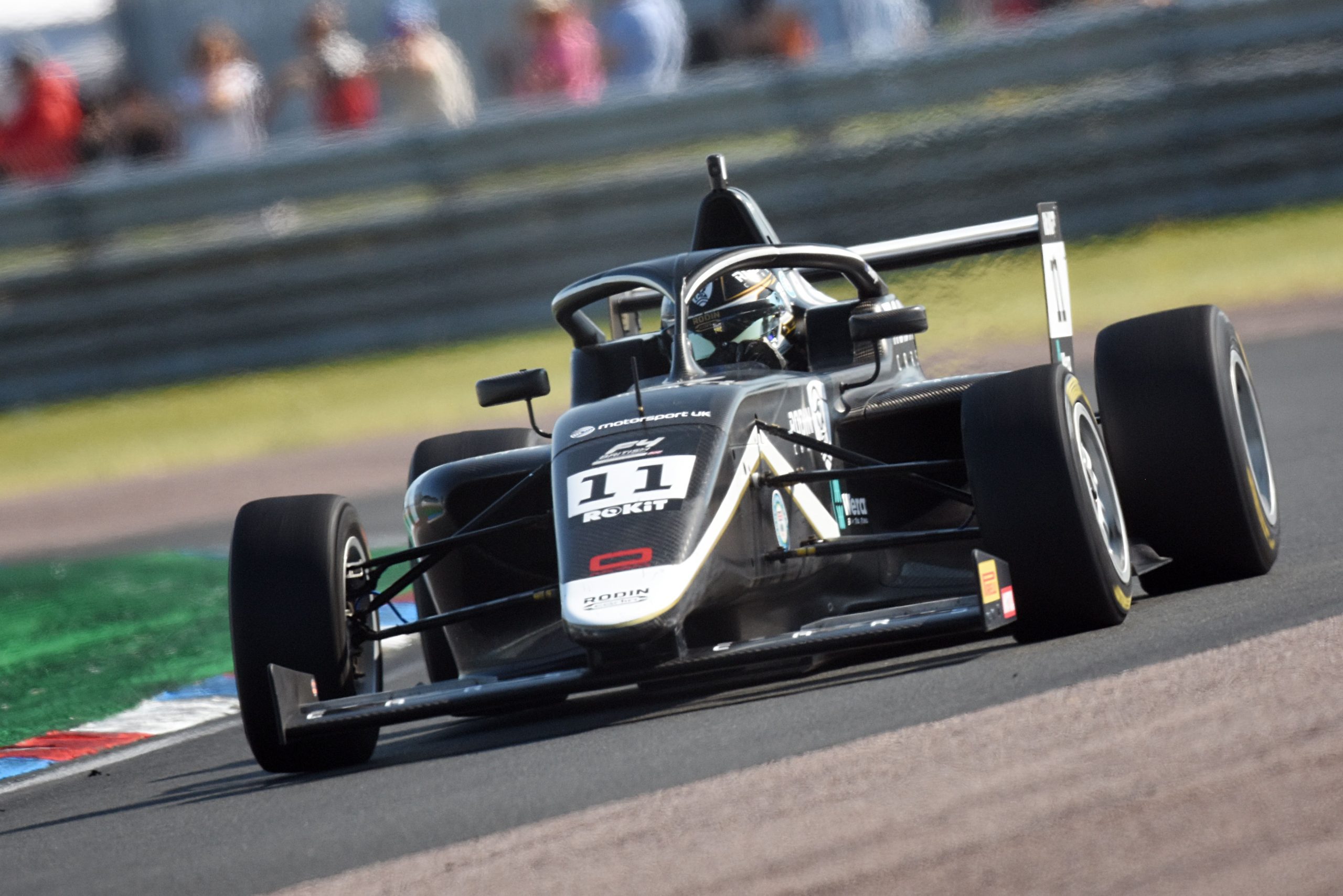 Double Thruxton podium keeps Louis Sharp on top - VelocityNews