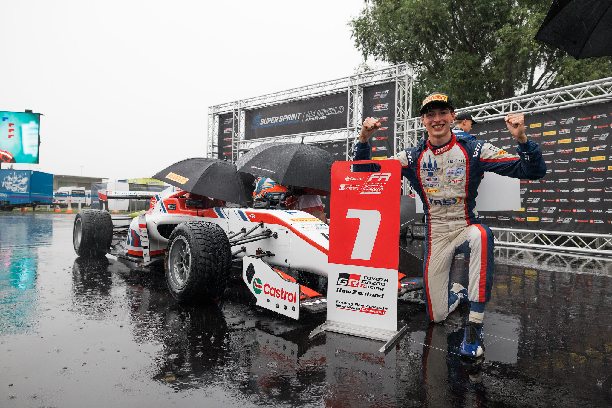 Bilinski walks on water to second Manfeild win, Sceats secures podium ...