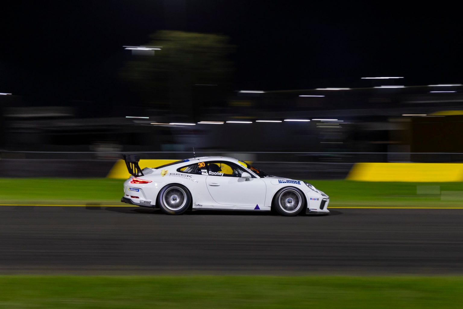 Kiwi rookie Tom Bewley claims maiden victory in Porsche Sprint ...